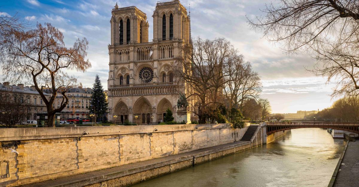 Exhibition “In the Seine” near Hôtel Albe Saint Michel